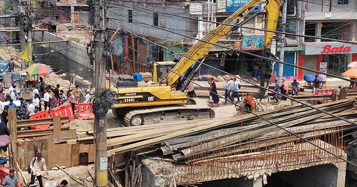চার মাস ধরে বন্ধ চট্টগ্রাম নগরীর মুরাদপুর-অক্সিজেন সড়ক