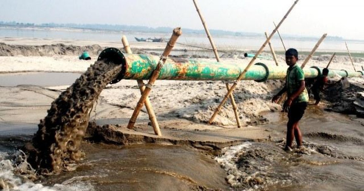 পদ্মা থেকে অবাধে তোলা হচ্ছে বালু, ভাঙনের হুমকিতে বাড়িঘর-কৃষিজমি