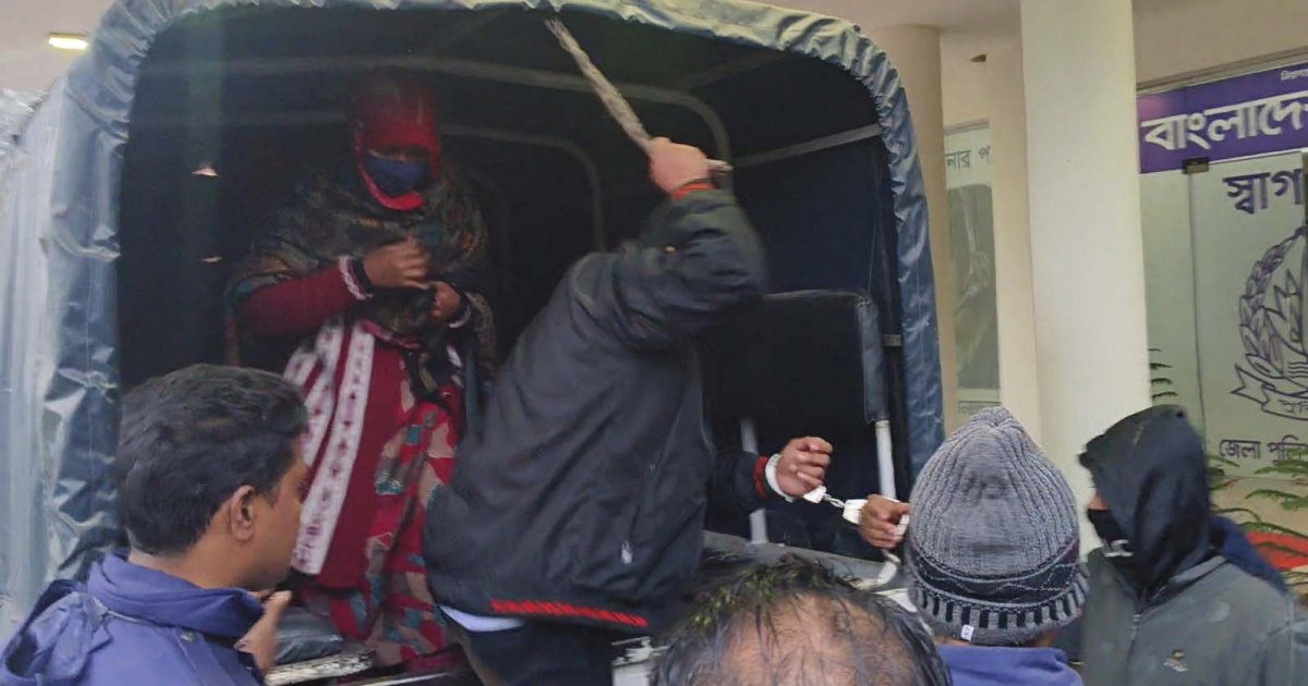 প্রাথমিক শিক্ষক নিয়োগ পরীক্ষায় ডিভাইস ব্যবহার, ১৬ জন আটক