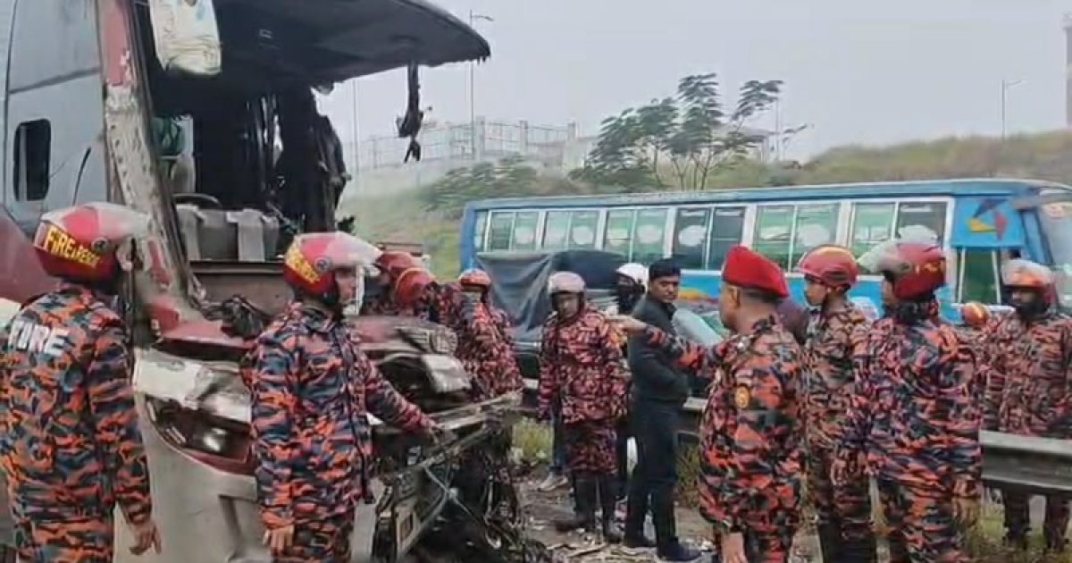 এক্সপ্রেসওয়েতে থেমে থাকা ট্রাকের পেছনে বাসের ধাক্কা. নিহত এক আহত ১৫