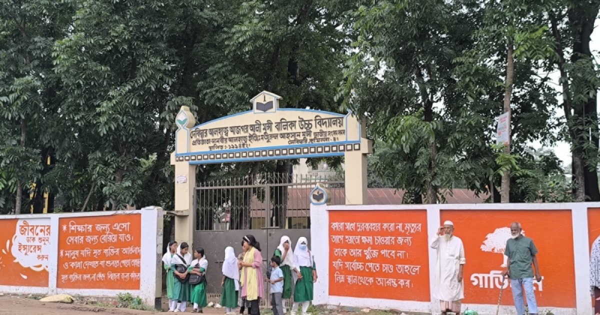 বাবার মোটরসাইকেল থেকে শিশুটি পড়লো কাভার্ডভ্যানের চাকার নিচে